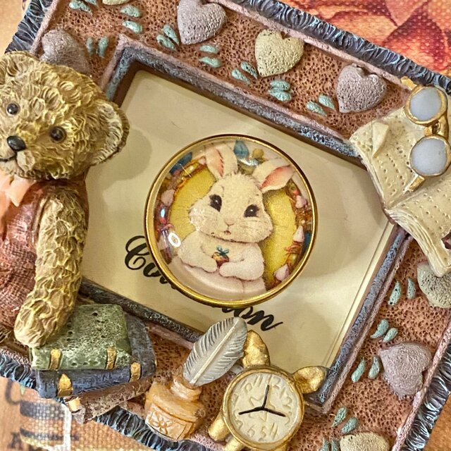 着物リメイク ガラス帯留め 和洋折衷 和ロリータ しあわせうさぎ、小さなニンジンと、大きなハートを抱えて。 GK-116 | iichi 日々の暮らしを心地よくするハンドメイドやアンティークの ...