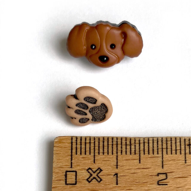 アメリカ Dress it Upボタン 子犬と肉球 ドッグ いぬ ダックス プードル B-2955 | iichi 日々の暮らしを心地よくするハンドメイドやアンティークのマーケットプレイス