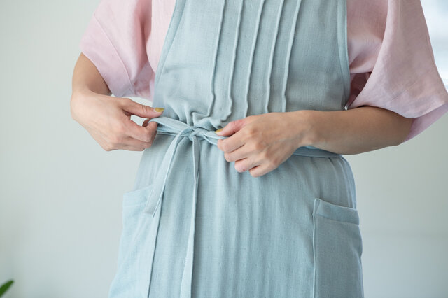 3重ガーゼ 胸もとギャザーのエプロン【ジュニパーベリー染／Organic Cotton】 | iichi 日々の暮らしを心地よくするハンドメイドやアンティークのマーケットプレイス