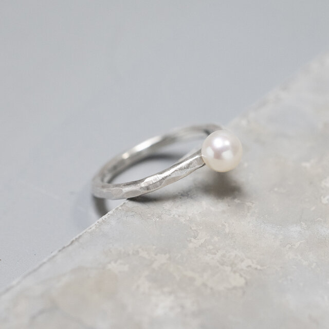 淡水パール RD5mm シルバーラウンドプレーンリング 2.0mm幅 つや消し槌目｜FA-1115 | iichi 日々の暮らしを心地よくするハンドメイドやアンティークのマーケットプレイス