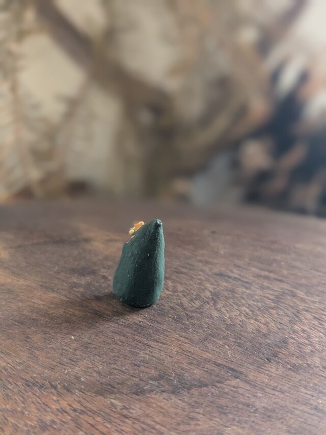 小さな小さなサンタクロース 24（ツリー） | iichi 日々の暮らしを心地よくするハンドメイドやアンティークのマーケットプレイス