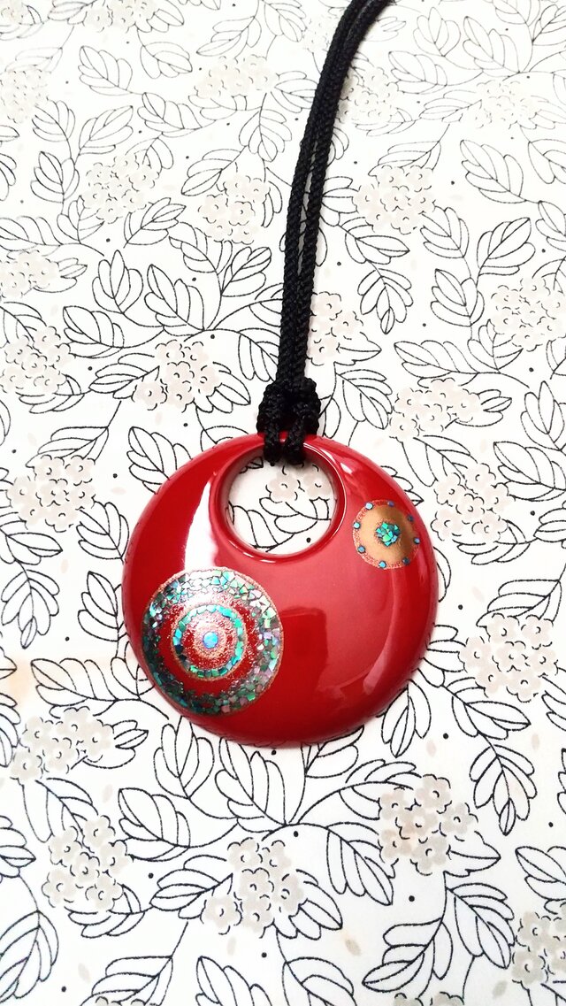 輪島塗ペンダント 大 朱 円 | iichi 日々の暮らしを心地よくするハンドメイドやアンティークのマーケットプレイス