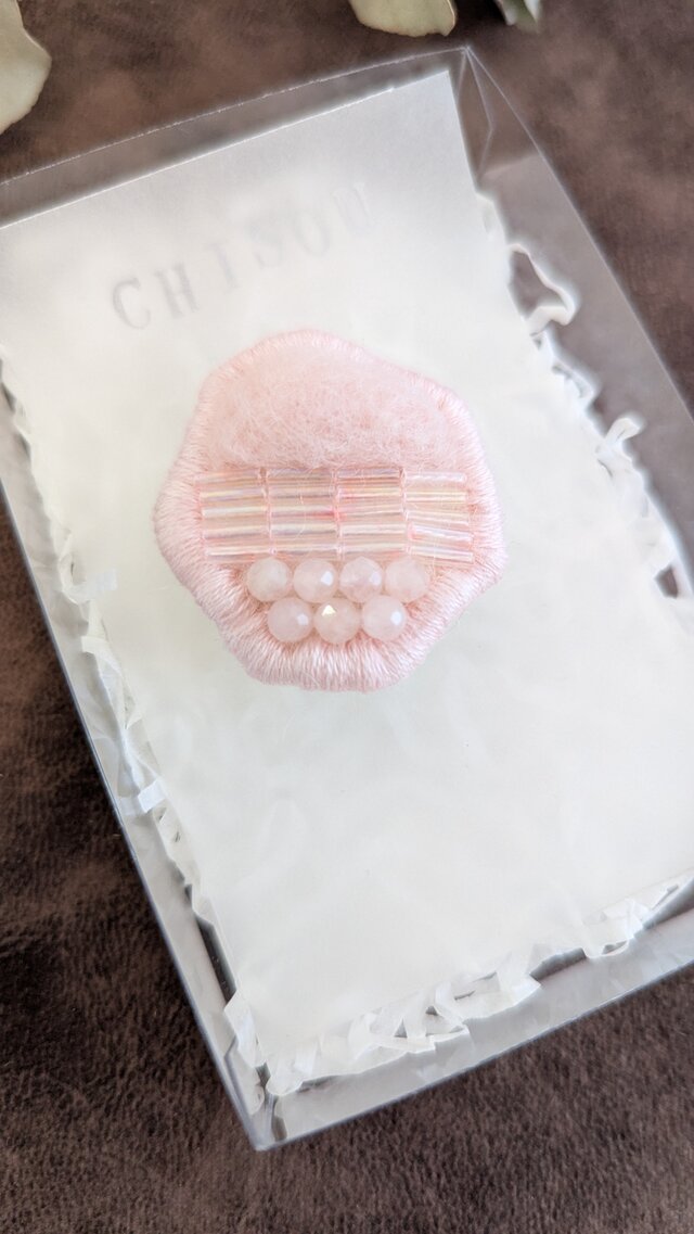 【モルガナイト】地層のブローチP | iichi 日々の暮らしを心地よくするハンドメイドやアンティークのマーケットプレイス