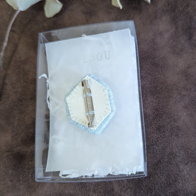 【翡翠】地層のブローチQ | iichi 日々の暮らしを心地よくするハンドメイドやアンティークのマーケットプレイス