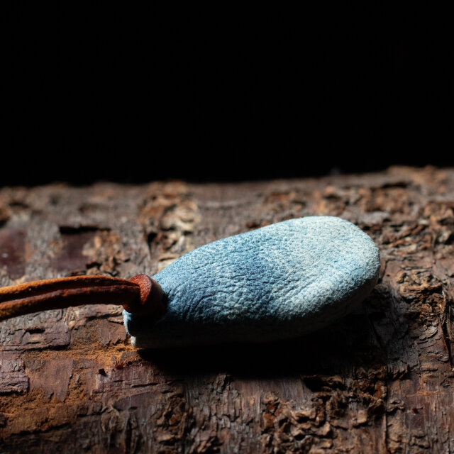 藍染巾着首飾り 鹿革 ネックレス ペンダント | iichi 日々の暮らしを心地よくするハンドメイドやアンティークのマーケットプレイス