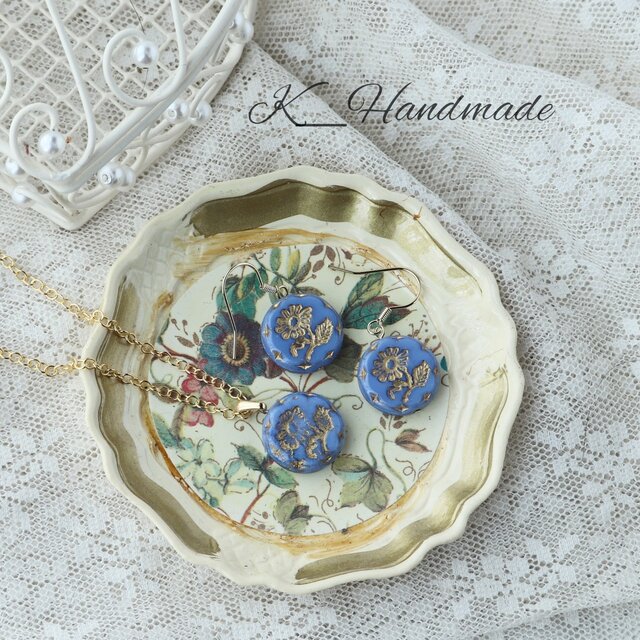 チェコガラスビーズ 可憐な雛菊のペンダント ペールブルー | iichi 日々の暮らしを心地よくするハンドメイドやアンティークのマーケットプレイス