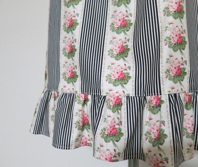 アンティークフラワープリントフリルエプロン | iichi 日々の暮らしを心地よくするハンドメイドやアンティークのマーケットプレイス