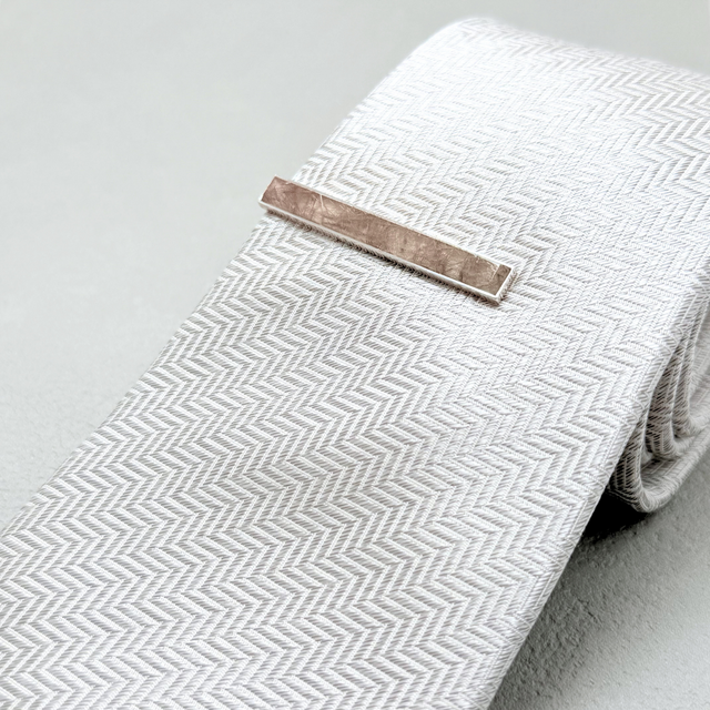 ラス1 穏やかな煌 ルチルクォーツ/金針水晶 RHP 天然石ネクタイピン - Terrene グレージュ | iichi 日々の暮らしを心地よくするハンドメイドやアンティークのマーケットプレイス