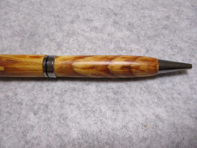 肥松(黒松)ジン 霜降り 出雲産 樹齢300年 蜜蠟ワックス仕上げ 回転式ヨーロピアンボールペン | iichi 日々の暮らしを心地よくするハンドメイドやアンティークのマーケットプレイス