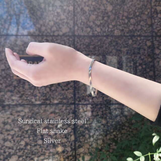 つけっぱなしOK★サージカルステンレスフラットスネークブレス ～Gold/Silver | iichi 日々の暮らしを心地よくするハンドメイドやアンティークのマーケットプレイス