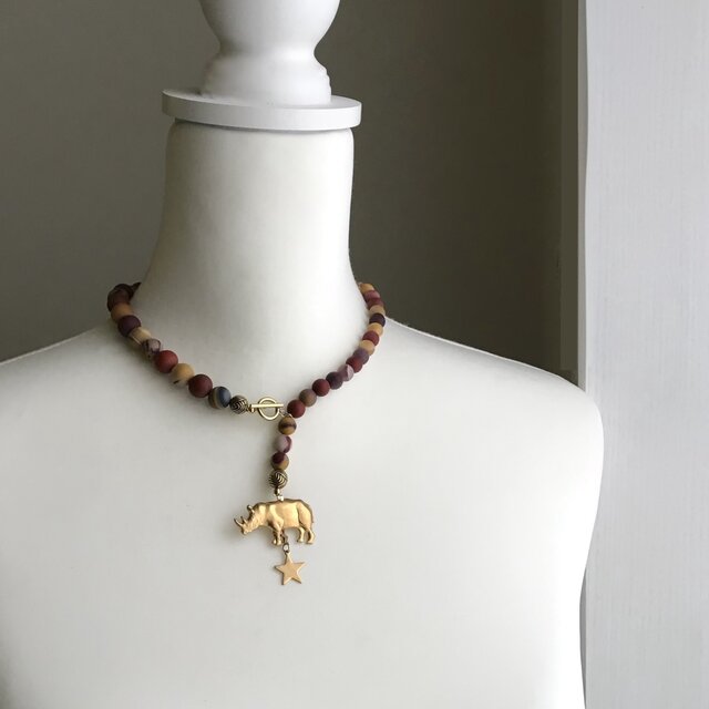 Teżor：サイと星とムーアカイトの首飾り [ Brass Rhinoceros and Mookaite Necklace ] | iichi 日々の暮らしを心地よくするハンドメイドや ...