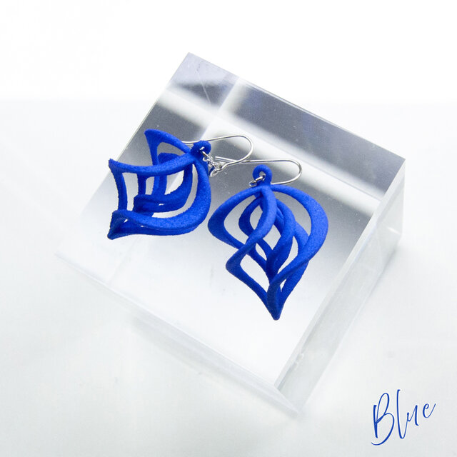 ゆらぎ Blue・ピアス（イヤリング） #3Dプリントアクセサリー | iichi 日々の暮らしを心地よくするハンドメイドやアンティークのマーケットプレイス