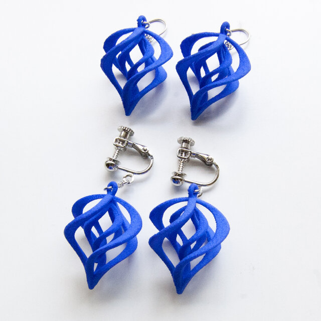 ゆらぎ Blue・ピアス（イヤリング） #3Dプリントアクセサリー | iichi 日々の暮らしを心地よくするハンドメイドやアンティークのマーケットプレイス