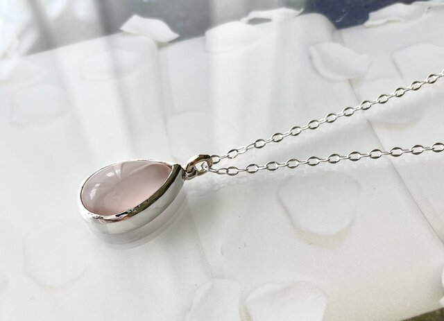ローズクォーツのペンダント | iichi 日々の暮らしを心地よくするハンドメイドやアンティークのマーケットプレイス