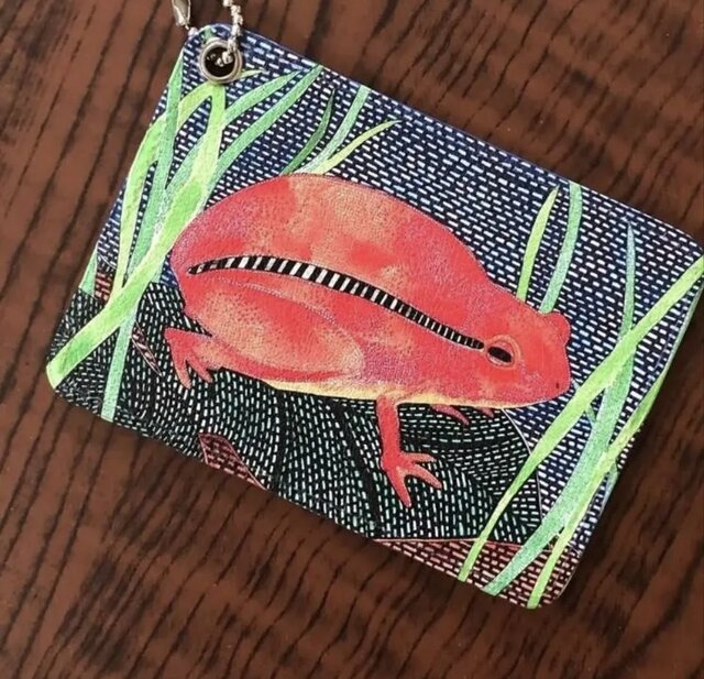 アケルカエル / ICパスケース | iichi 日々の暮らしを心地よくするハンドメイドやアンティークのマーケットプレイス