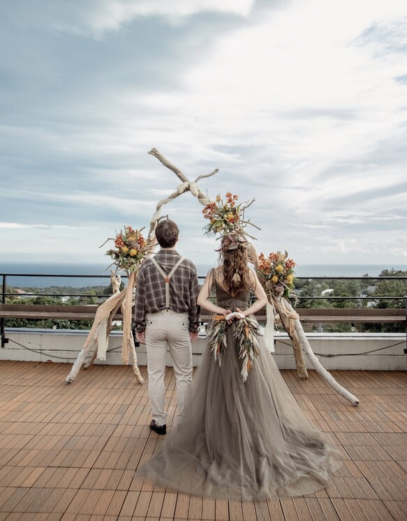 実例写真！パーティードレス Vネック コーヒーの色 キャミソール リボン バックレス カラードレス 前撮り | iichi 日々の暮らしを心地よくするハンドメイドやアンティークのマーケットプレイス