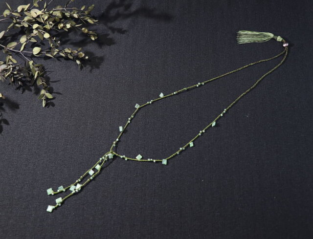 深緑のネックレス | iichi 日々の暮らしを心地よくするハンドメイドやアンティークのマーケットプレイス