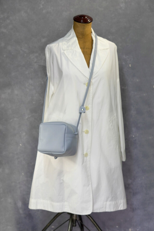 SOFTペールブルー・キューブポシェット 2WAY機能・内装キーホルダー付き・軽いです | iichi 日々の暮らしを心地よくするハンドメイドやアンティークのマーケットプレイス