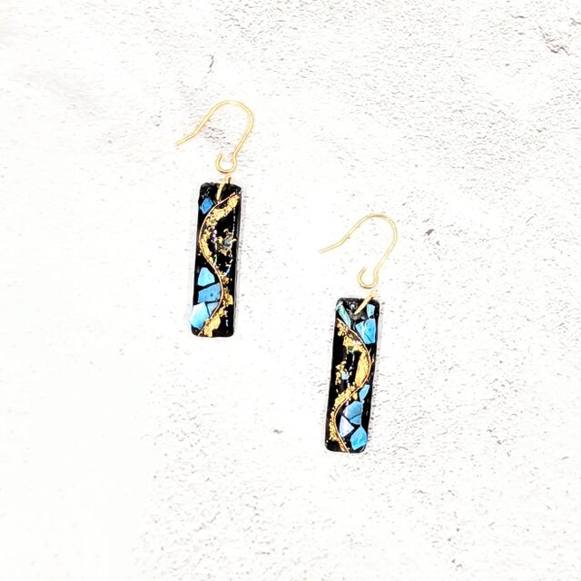 24k金箔が流れる黒漆にグリーン螺鈿の短冊のピアスイヤリング【2185】面長 | iichi 日々の暮らしを心地よくするハンドメイドやアンティークのマーケットプレイス