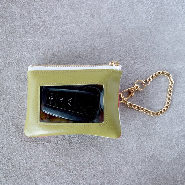 チェーンストラップ リールとクリアな窓付き キーケース リバティ イッローストライプの花柄 | iichi 日々の暮らしを心地よくするハンドメイドやアンティークのマーケットプレイス