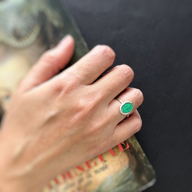 [フランス奇跡のメダイ] Bezel ring - green*SV | iichi 日々の暮らしを心地よくするハンドメイドやアンティークのマーケットプレイス