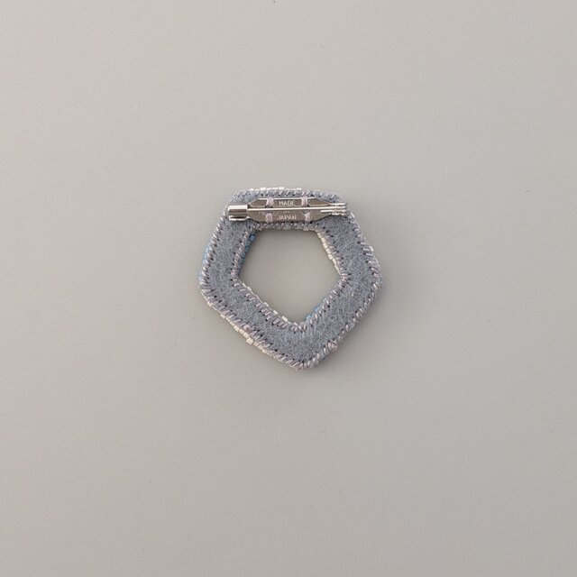 monolog 星屑ブローチ typeB BLACK | iichi 日々の暮らしを心地よくするハンドメイドやアンティークのマーケットプレイス