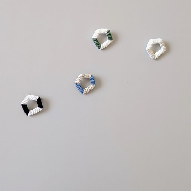 monolog 星屑ブローチ typeB BLACK | iichi 日々の暮らしを心地よくするハンドメイドやアンティークのマーケットプレイス