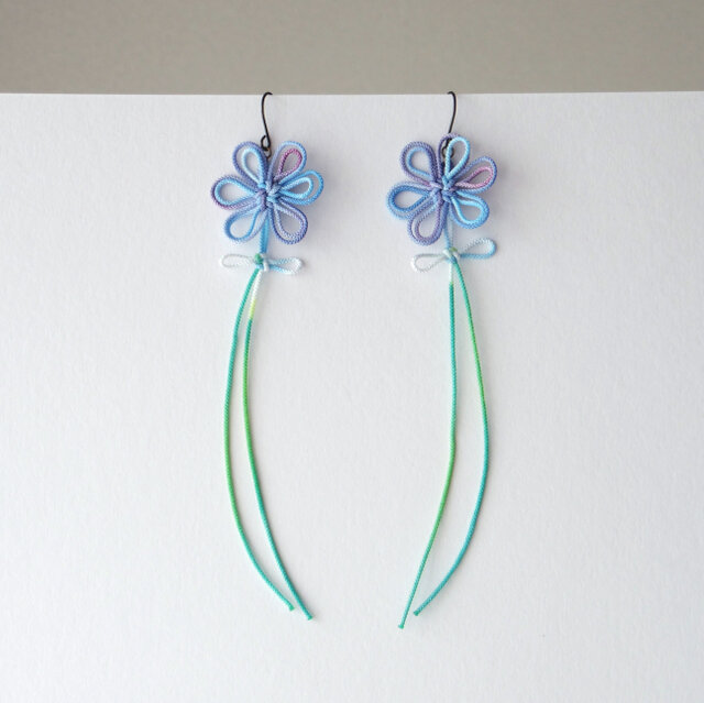 ピアス「ハナトモス・露」 | iichi 日々の暮らしを心地よくするハンドメイドやアンティークのマーケットプレイス