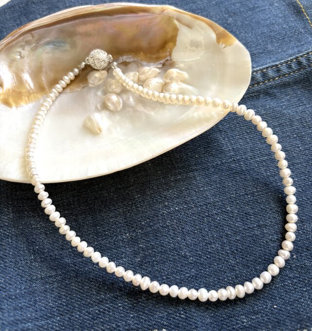 ベビーパールのチョーカー ダイヤモンド風留め具付き | iichi 日々の暮らしを心地よくするハンドメイドやアンティークのマーケットプレイス