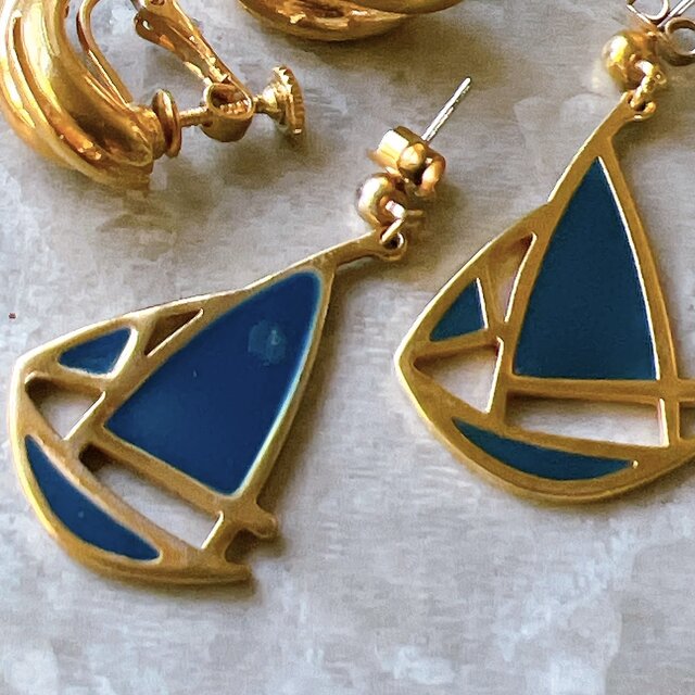 PA327-【 AVON 】エイボン・ヴィンテージピアス 1989 "Ship Ahoy" Gold Tone Blue | iichi 日々の暮らしを心地よくするハンドメイドやアンティークの ...
