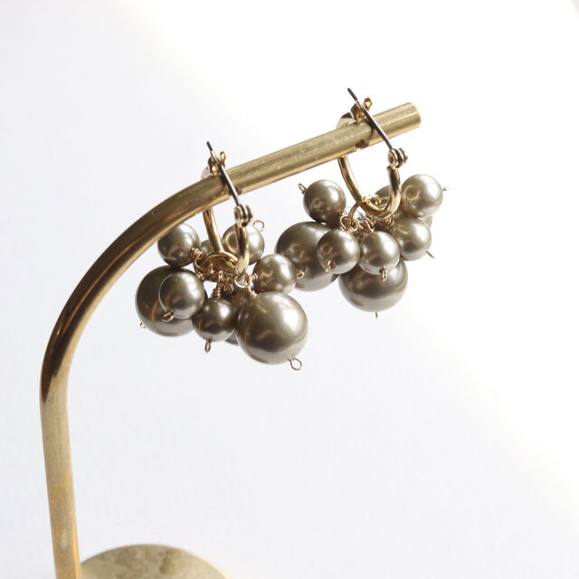 【2way】貝パール × ゴールドフープピアス｜大ぶり・イヤリング変更可 チタンポスト --fun day off-- | iichi 日々の暮らしを心地よくするハンドメイドやアンティークの ...