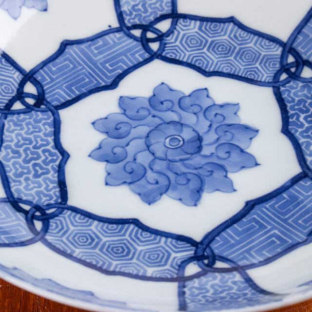 鍋島 染付唐華文六寸皿 E467A | iichi 日々の暮らしを心地よくするハンドメイドやアンティークのマーケットプレイス