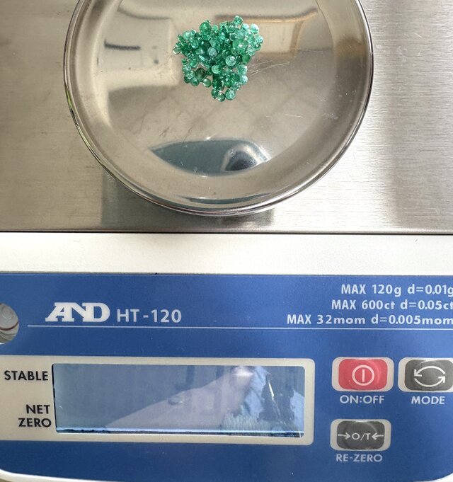 小粒エメラルドルース3.35カラット | iichi 日々の暮らしを心地よくするハンドメイドやアンティークのマーケットプレイス