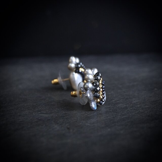 天然石ビジューピアス・ブラックスピネル | iichi 日々の暮らしを心地よくするハンドメイドやアンティークのマーケットプレイス