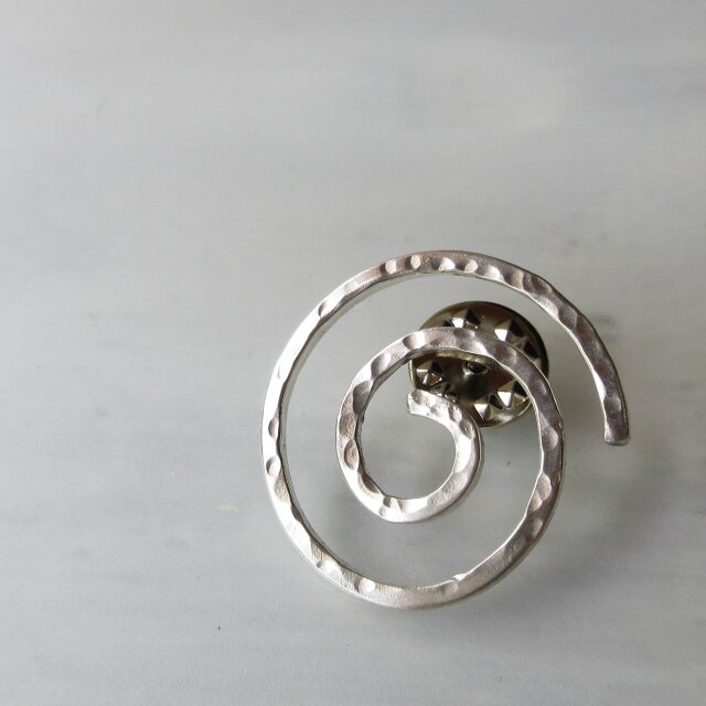 ピンブローチ うずまき | iichi 日々の暮らしを心地よくするハンドメイドやアンティークのマーケットプレイス