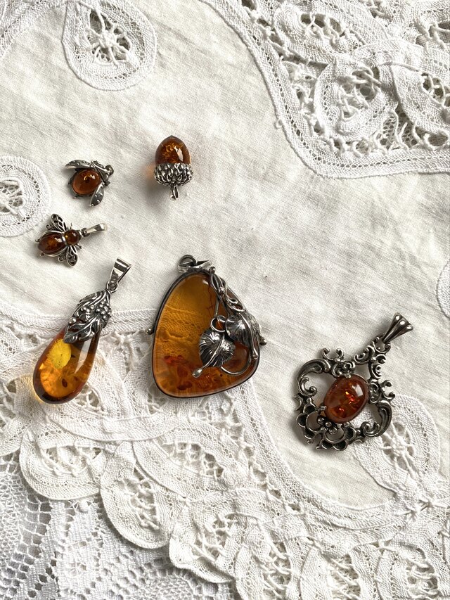 バルティックアンバー シルバーチャーム リトルビー | iichi 日々の暮らしを心地よくするハンドメイドやアンティークのマーケットプレイス