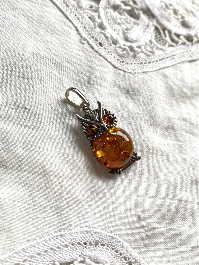 バルティックアンバー＆シルバーチャーム オウル | iichi 日々の暮らしを心地よくするハンドメイドやアンティークのマーケットプレイス