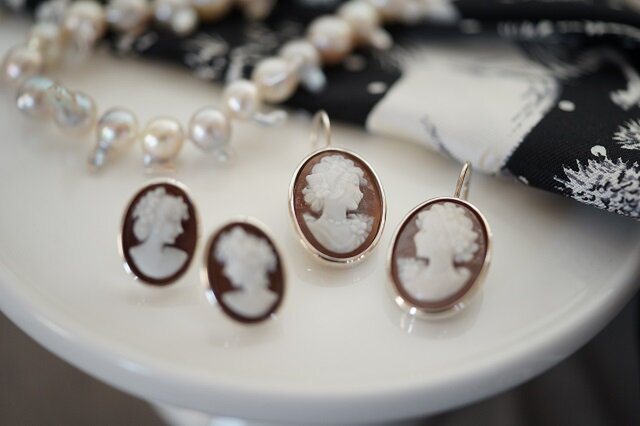 【seasons】silver925 シェルカメオピアス（S） | iichi 日々の暮らしを心地よくするハンドメイドやアンティークのマーケットプレイス