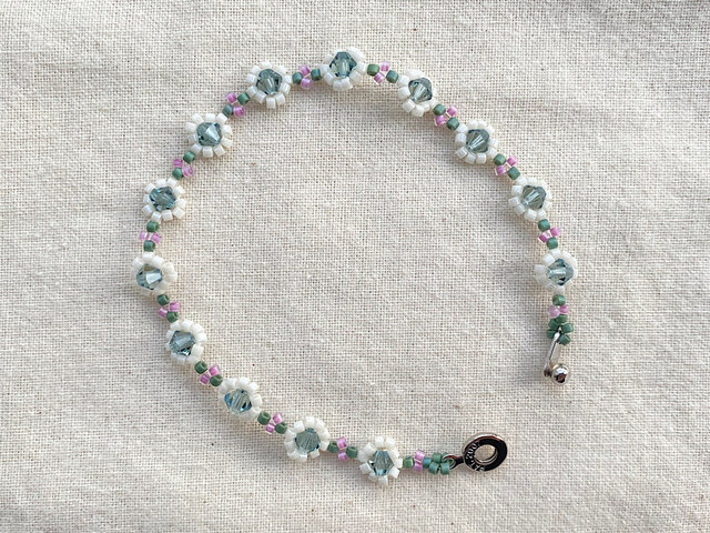 Beaded bracelet-42 | iichi 日々の暮らしを心地よくするハンドメイドやアンティークのマーケットプレイス