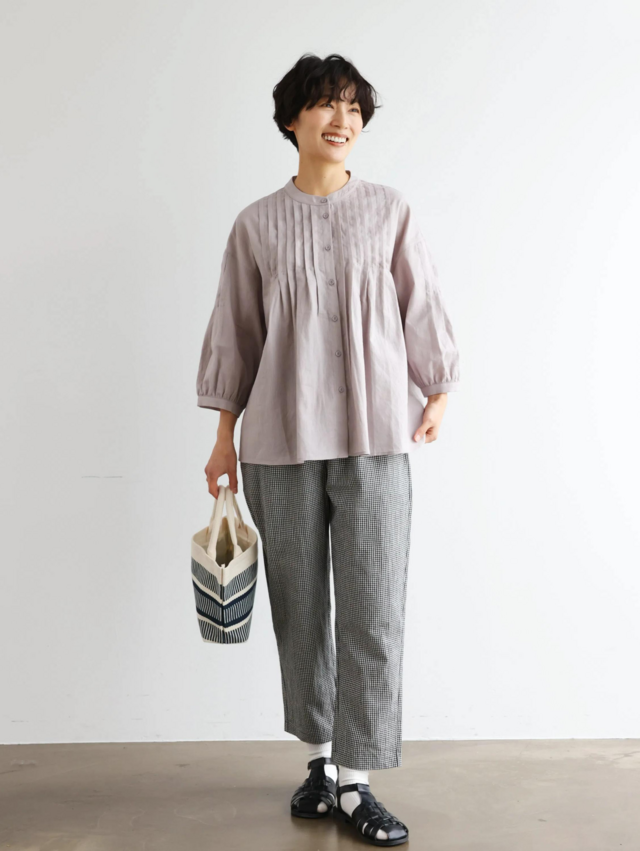 表情を豊かに魅せてくれるピンタック入りブラウス 7分袖 コットンリネン ベージュグレー 250425-3 | iichi 日々の暮らしを心地よくするハンドメイドやアンティークのマーケットプレイス