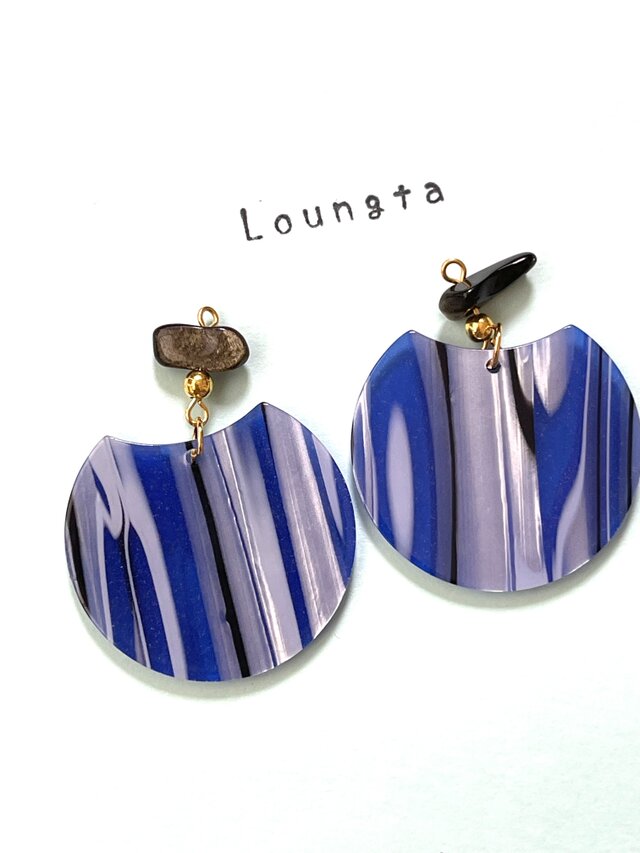 天然石の大ぶりピアス ブラックヘマタイト ブルーチャーム 夏ピアス 樹脂ピアス | iichi 日々の暮らしを心地よくするハンドメイドやアンティークのマーケットプレイス