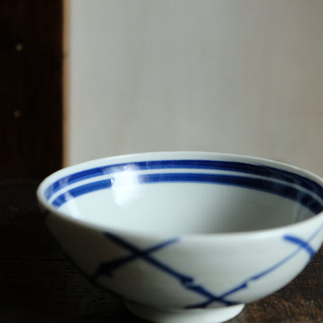 【特価¥1200→¥750】煮物を盛り付けたくなる 素敵な文様。瀬戸焼 染付中鉢 骨董・antiques 大正~昭和初期 | iichi 日々の暮らしを心地よくするハンドメイドやアンティークの ...