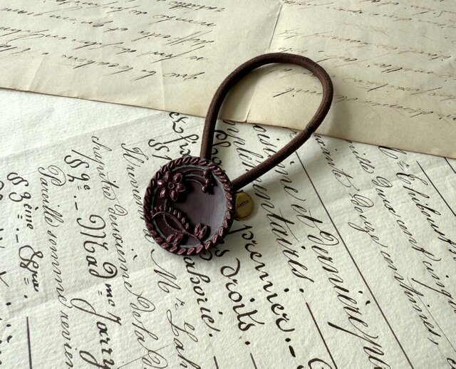 アンティークボタンヘアゴム／バーガンディー花と葉飾りボタン | iichi 日々の暮らしを心地よくするハンドメイドやアンティークのマーケットプレイス