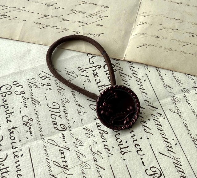 アンティークボタンヘアゴム／バーガンディー花と葉飾りボタン | iichi 日々の暮らしを心地よくするハンドメイドやアンティークのマーケットプレイス