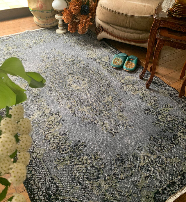 グレー ブラック195×118 ボタニカル トルコヴィンテージラグ | iichi 日々の暮らしを心地よくするハンドメイドやアンティークのマーケットプレイス