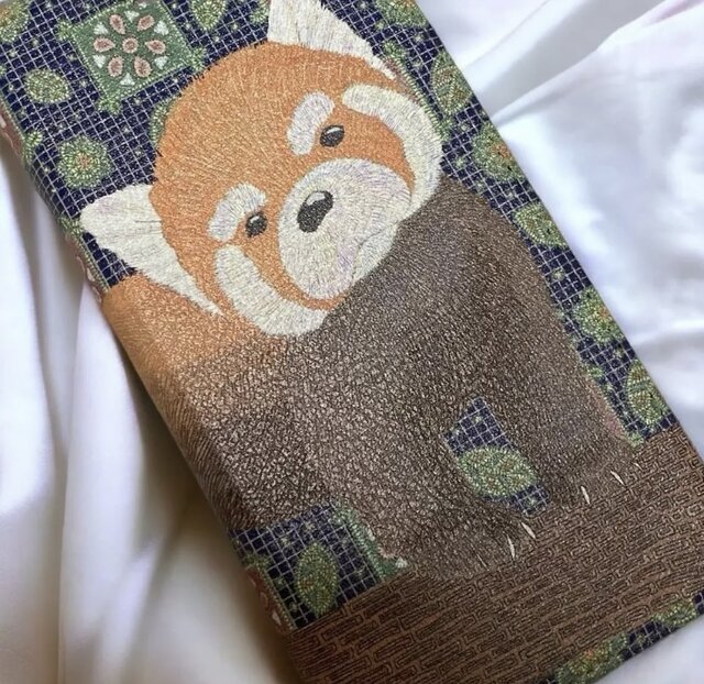 【まなざし】レッサーパンダの帯なし手帳型iPhoneケース | iichi 日々の暮らしを心地よくするハンドメイドやアンティークのマーケットプレイス