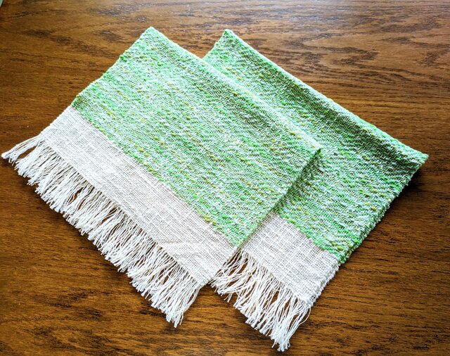 手織ティーマット(ランチョンマッ ト若草色) 綿とリネン(少々)、26.5cm×47cm(房を含む) | iichi 日々の暮らしを心地よくするハンドメイドやアンティークのマーケットプレイス