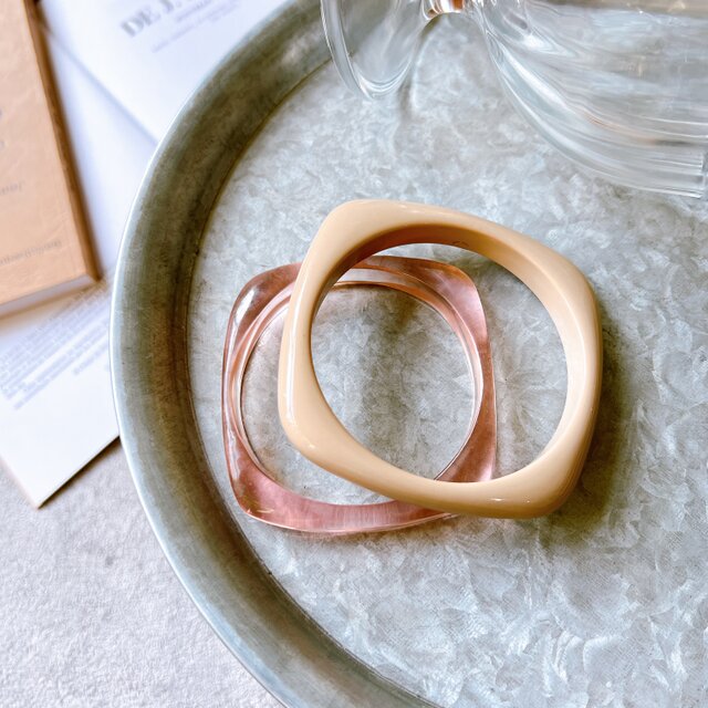 B138-ヴィンテージバングル 1960s Mocha Beige Acrylic Square Bangle | iichi 日々の暮らしを心地よくするハンドメイドやアンティークのマーケットプレイス