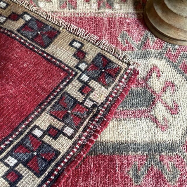レア59×90アンティークレッド×グレイ ギュルもチーフ トルコヴィンテージラグ | iichi 日々の暮らしを心地よくするハンドメイドやアンティークのマーケットプレイス