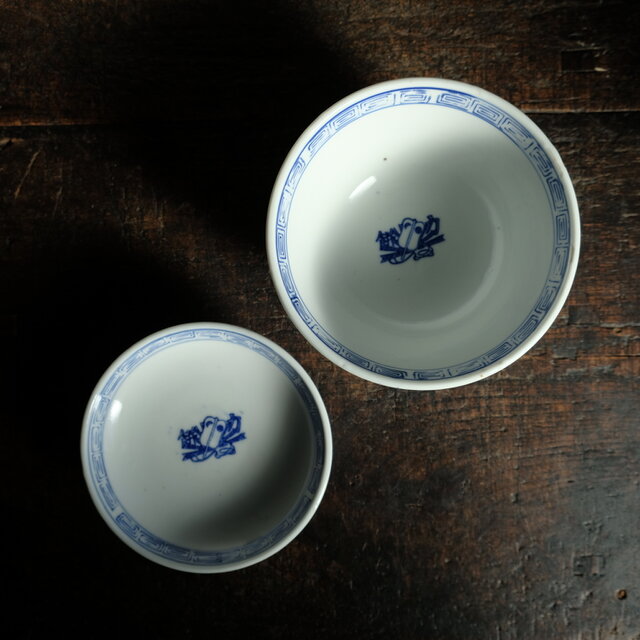 肉厚なボディの丼 リーフと唐草。瀬戸焼 唐草文染付丼 骨董/antiques 古道具 大正時代 | iichi 日々の暮らしを心地よくするハンドメイドやアンティークのマーケットプレイス